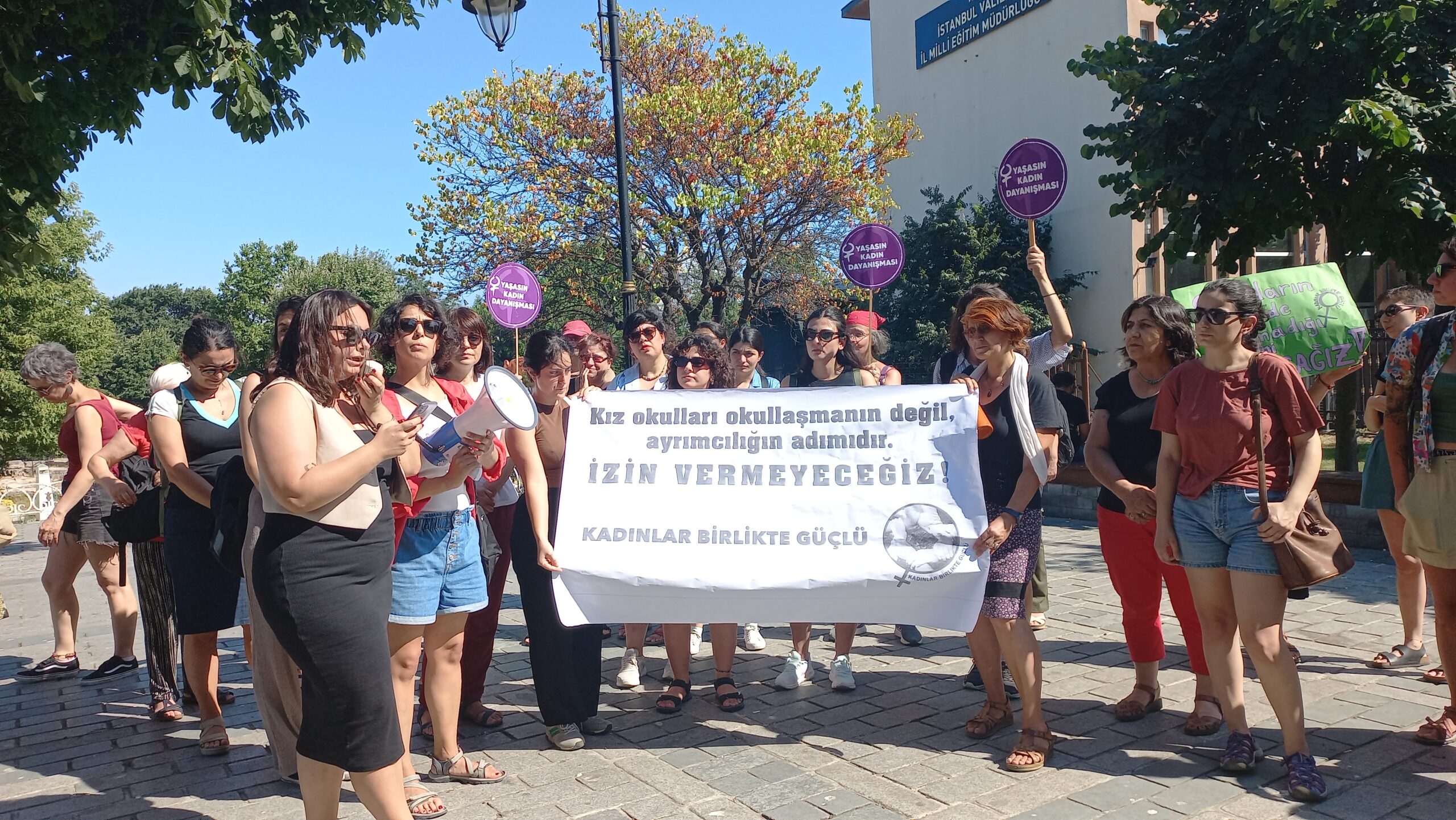 Dinci muhafazakâr güçler kadın ve LGBTİ+ haklarına gözlerini dikiyor ...